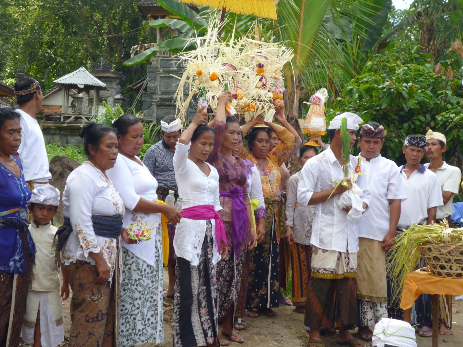 santidiwyarthi: Mecaru me Rsi Ghana, Ngiring Ida Ratu Peranda, Anggara ...
