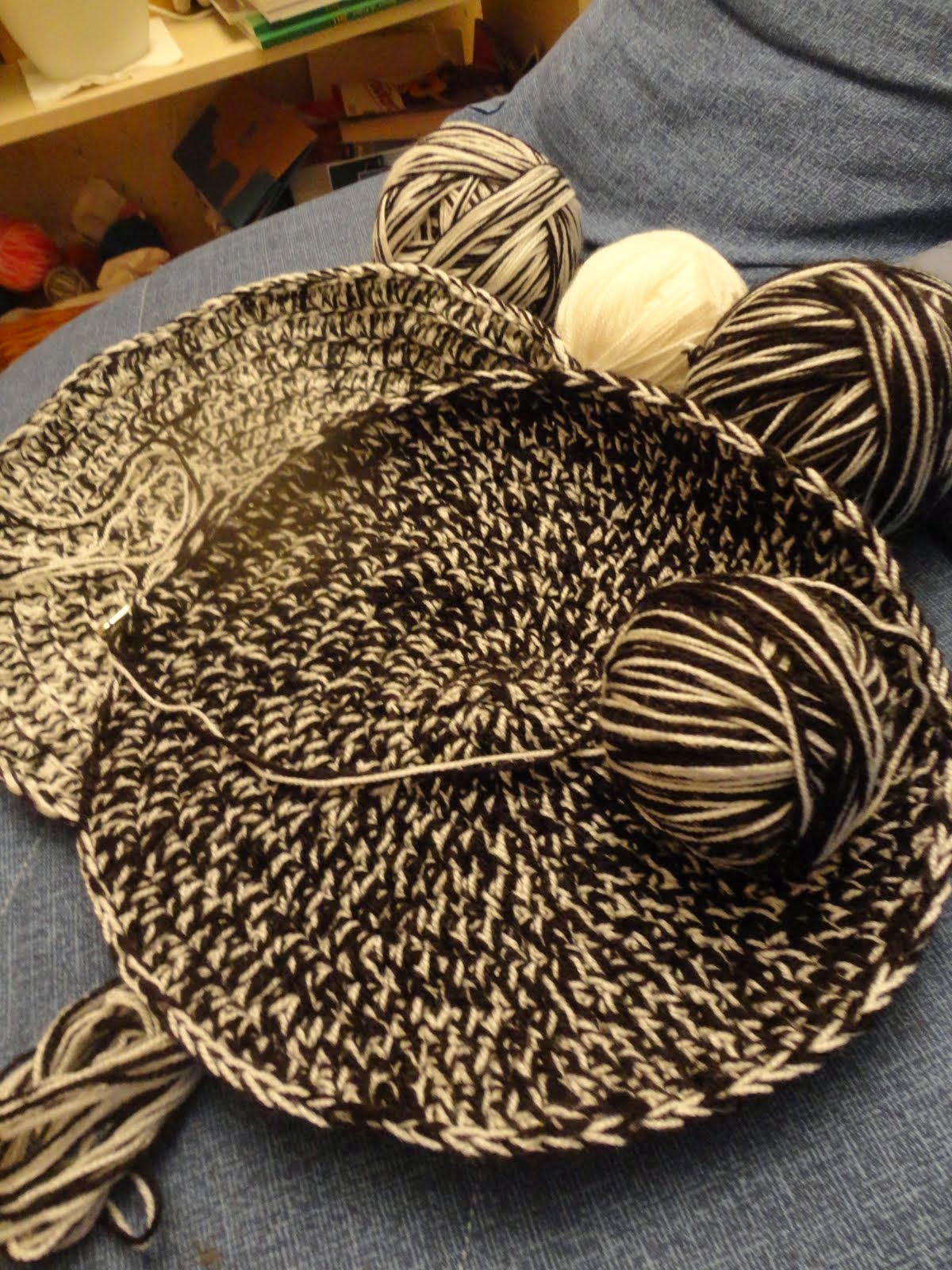 Les Créas de Coco: Sac rond noir et blanc au crochet