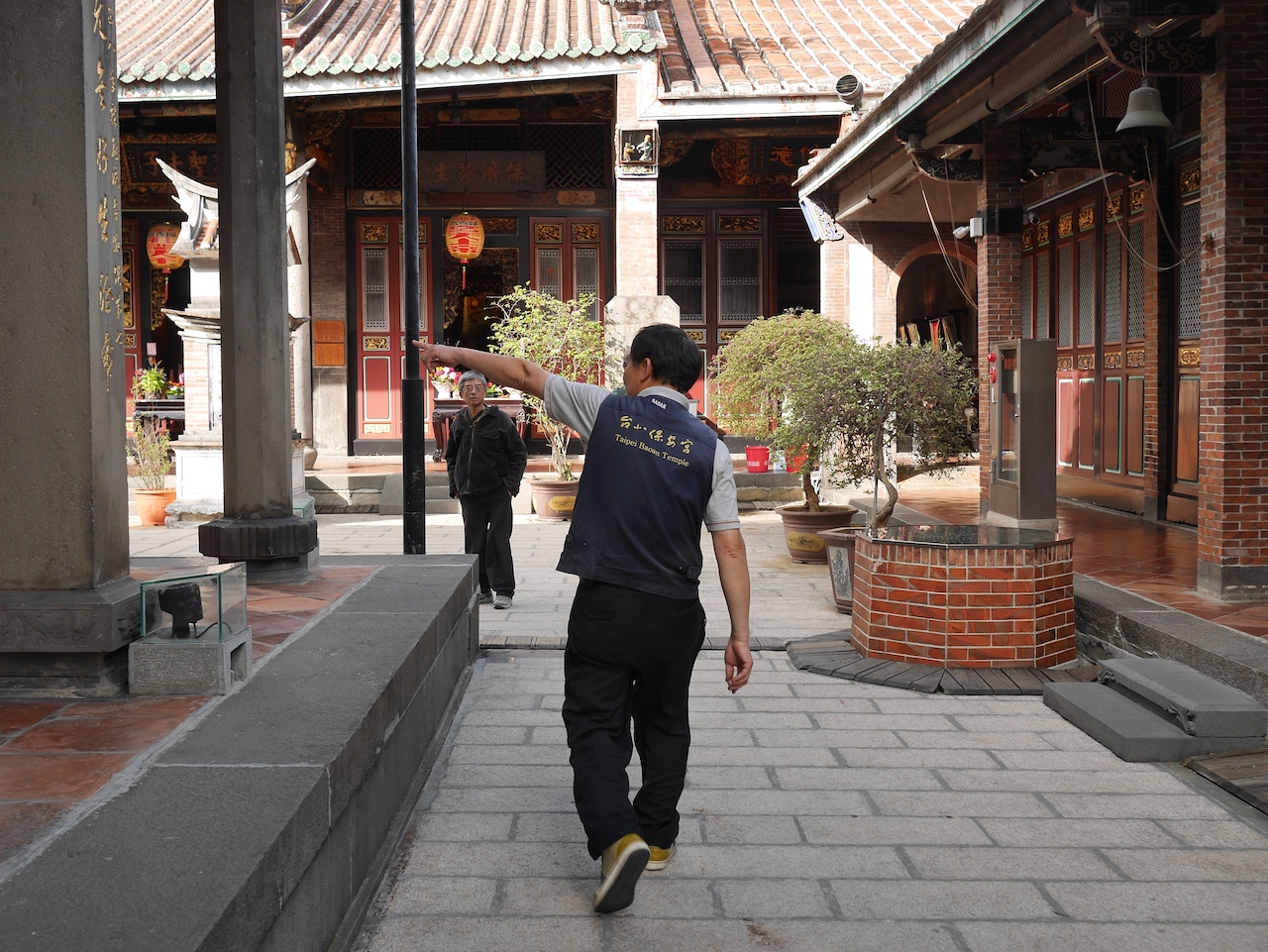 Guidance at Two Temples in Taipei - Isidor's Fugue