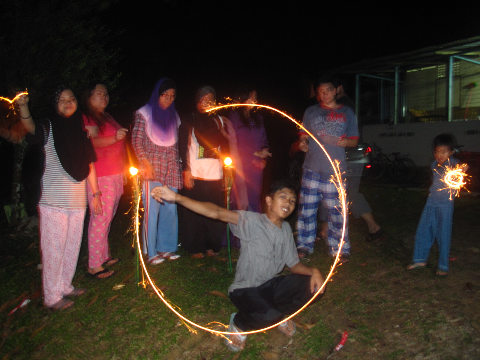 Hari Raya 2012 : Aksi bermain bunga api yang melampau! ~ ::bila aku ...