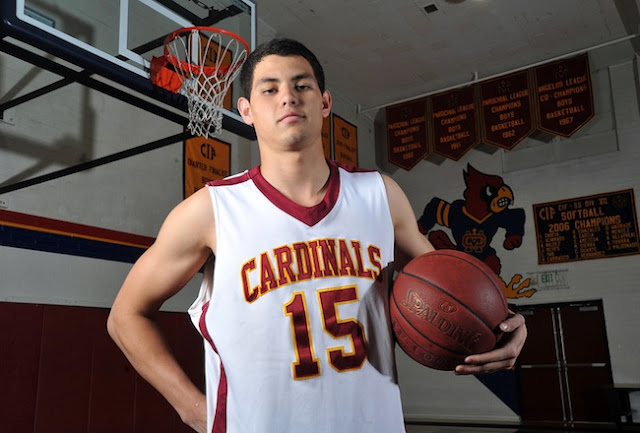 José Estrada, premiado como el Mejor Jugador del torneo - @selmexbasket