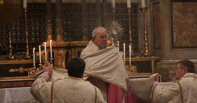 RORATE CÆLI: Bishop Schneider on Holy Communion