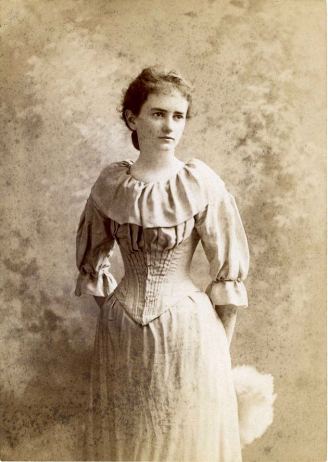 44 Studio Portrait Photos of Young Ladies That Show Glamorous Beauty in ...