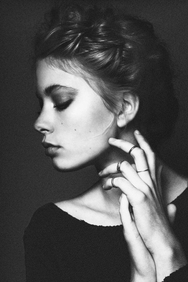 Digital Image Production : Model Pose Inspiration