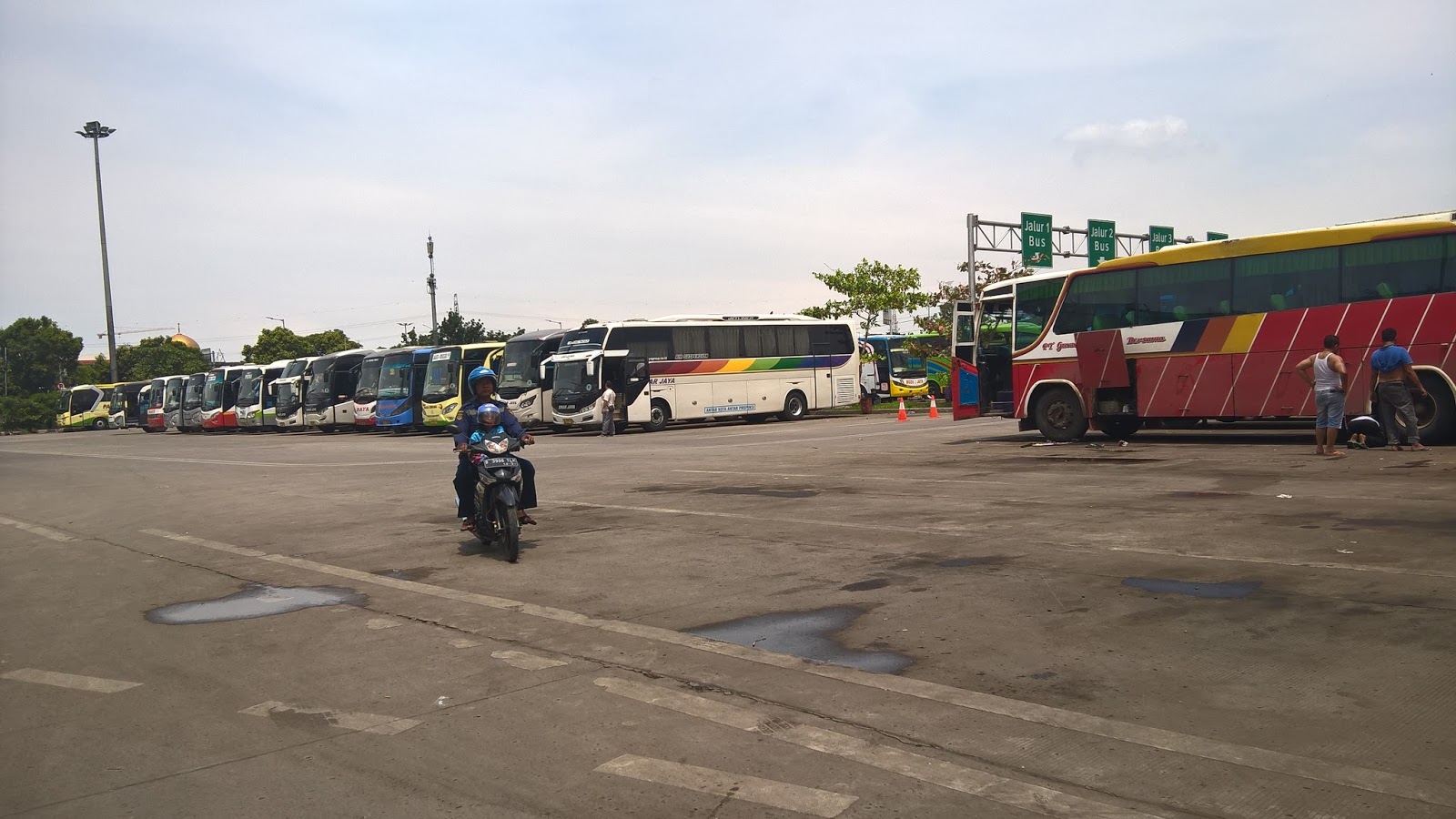 Terdampar di Terminal Bus Terpadu Sentra Timur Pulo Gebang - Djangkaru Bumi