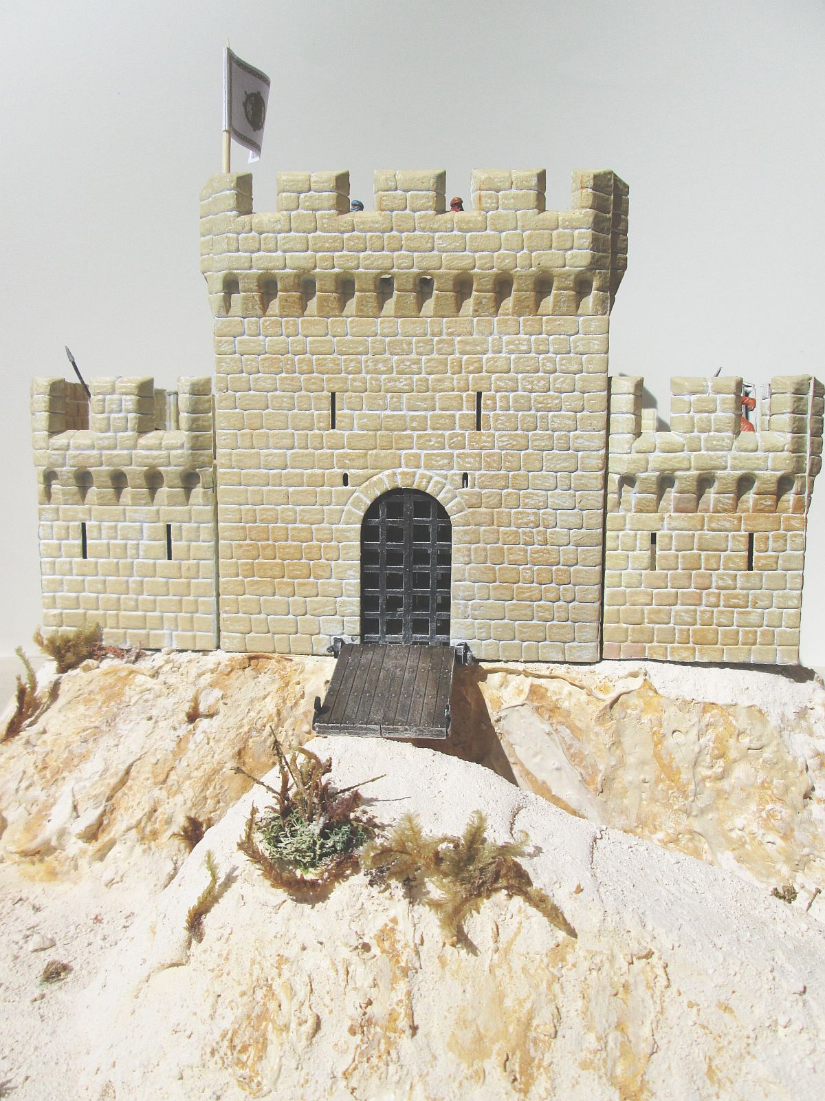 Toy Soldier Chest: Crusader Castle 1/72 MiniArt Fortress 72004