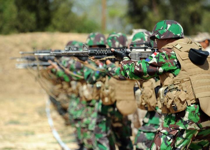 INDOSOLDIER: "Hebat" Senjata SS1 V1 Jebol Rompi Antipeluru Marinir AS