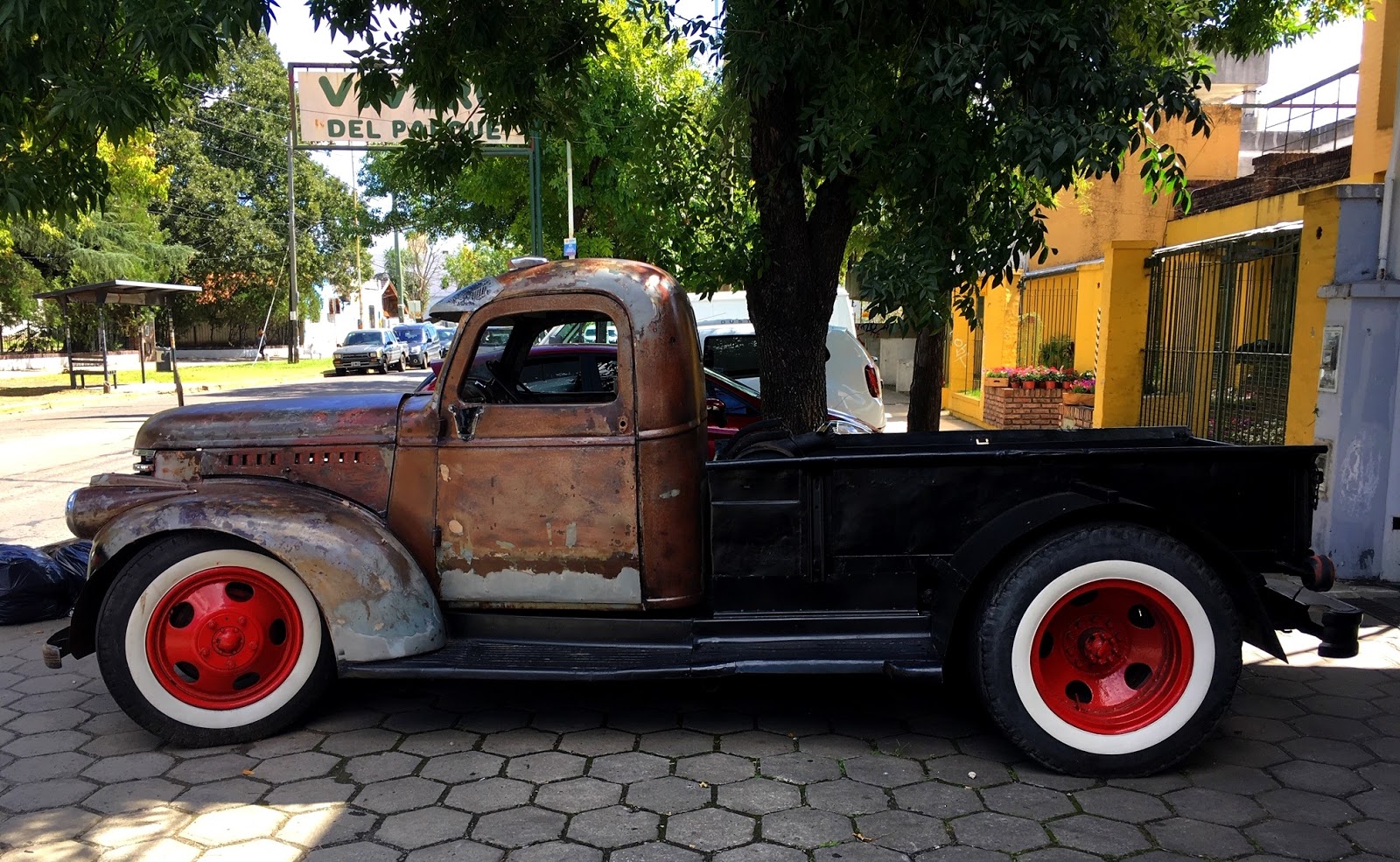 Chapati Road: Pick up / truck Chevrolet
