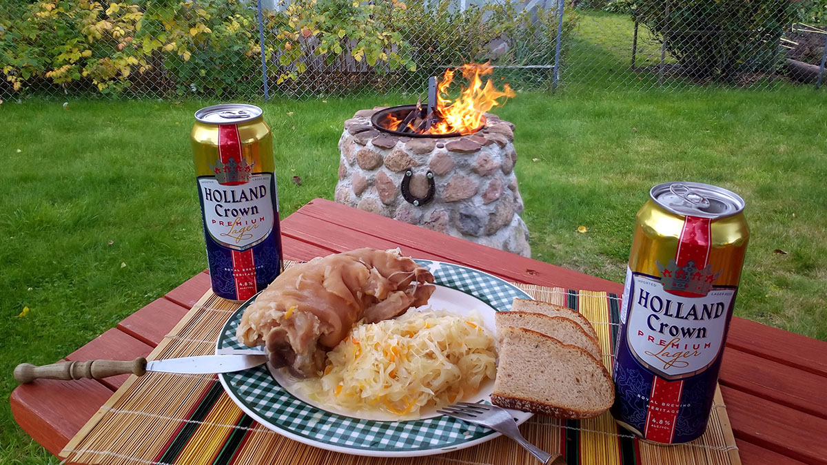 Poilsiauju gamtoje: Kiaulės koja su raugintais kopūstais