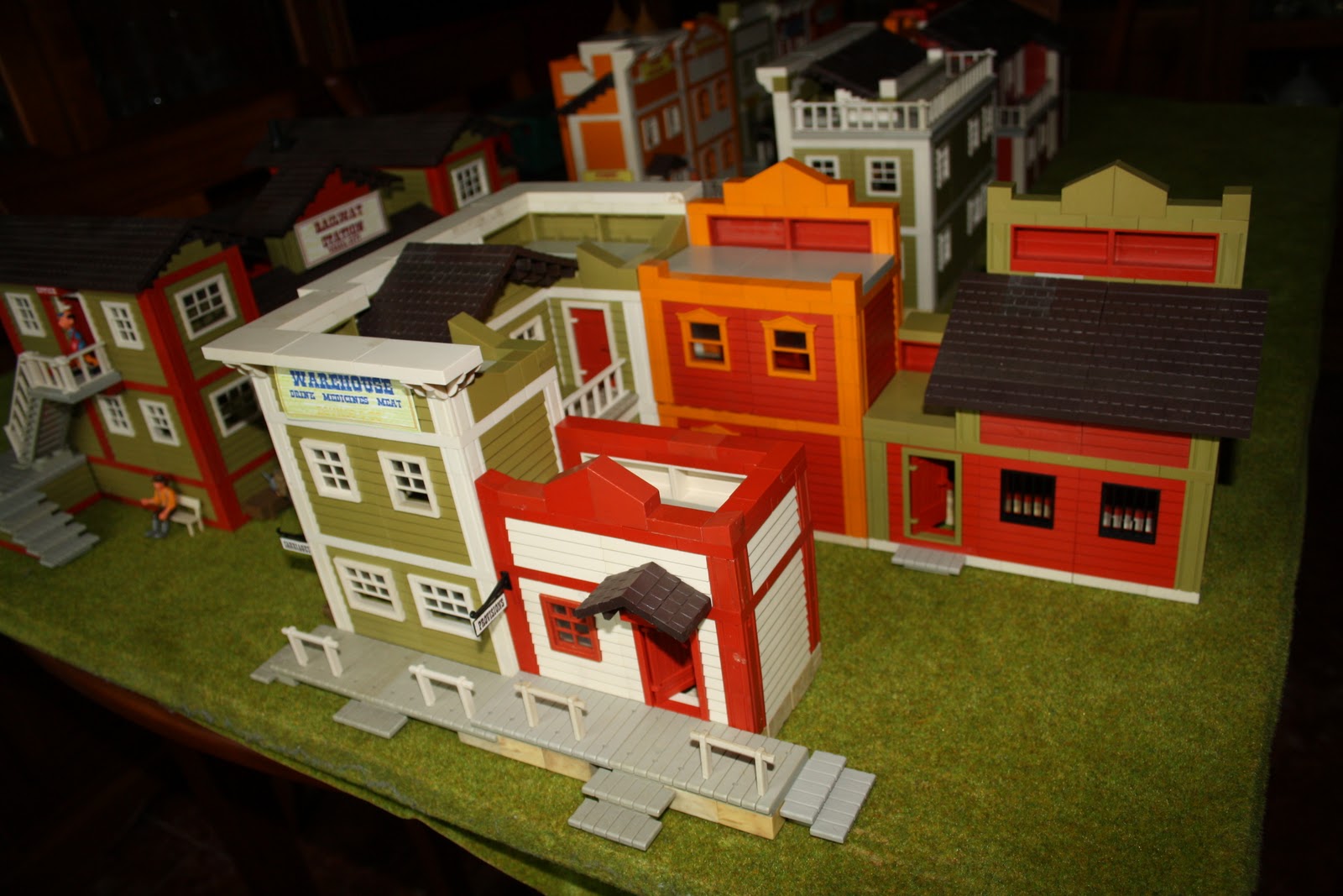 EXIN CASTILLOS & EXIN WEST: ALMACEN Y MANZANA DE EDIFICIOS