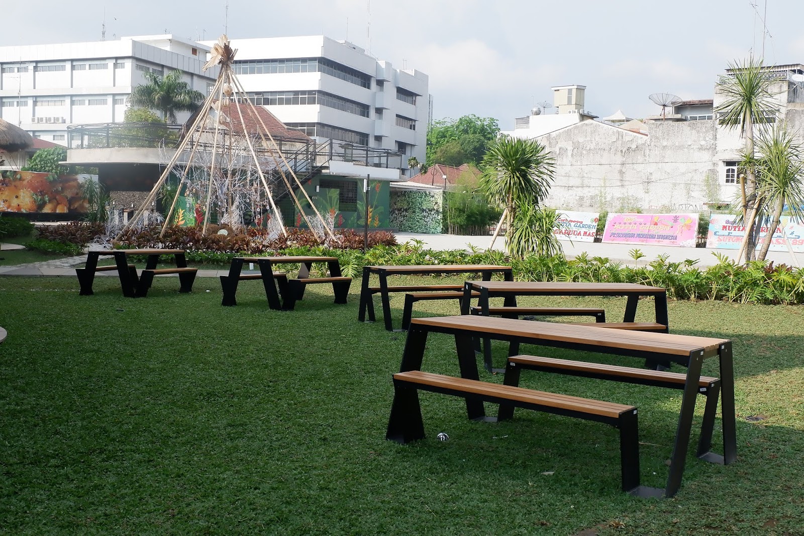 MUTIA GARDEN : THE HOTTEST SPOT HANGOUT IN MEDAN / Natrarahmani