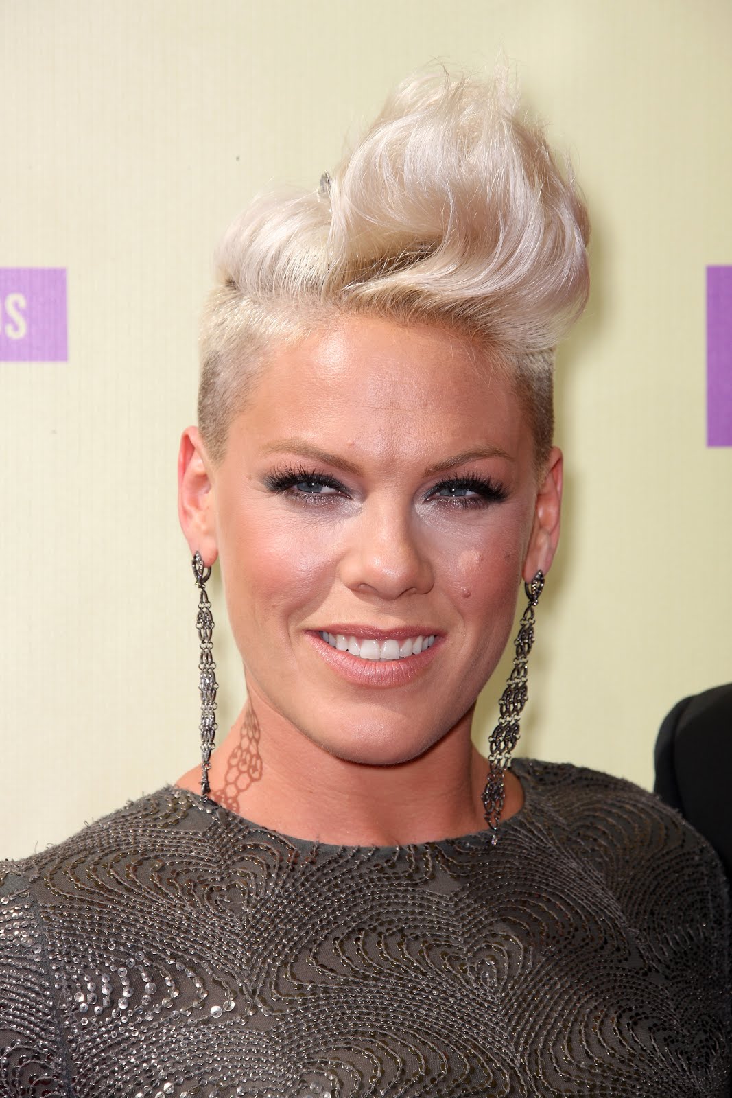 Throwback Thursday: A Closer Look at Covergirl P!nk at the MTV Awards ...