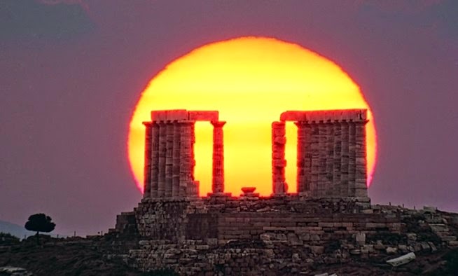 ΚΙ ΑΝΑΒΑΝΕ ΦΩΤΙΕΣ ΣΤΙΣ ΓΕΙΤΟΝΙΕΣ... ΟΙ ΠΑΡΑΔΟΣΕΙΣ ΓΙΑ ΤΟ ΘΕΡΙΝΟΙ ...