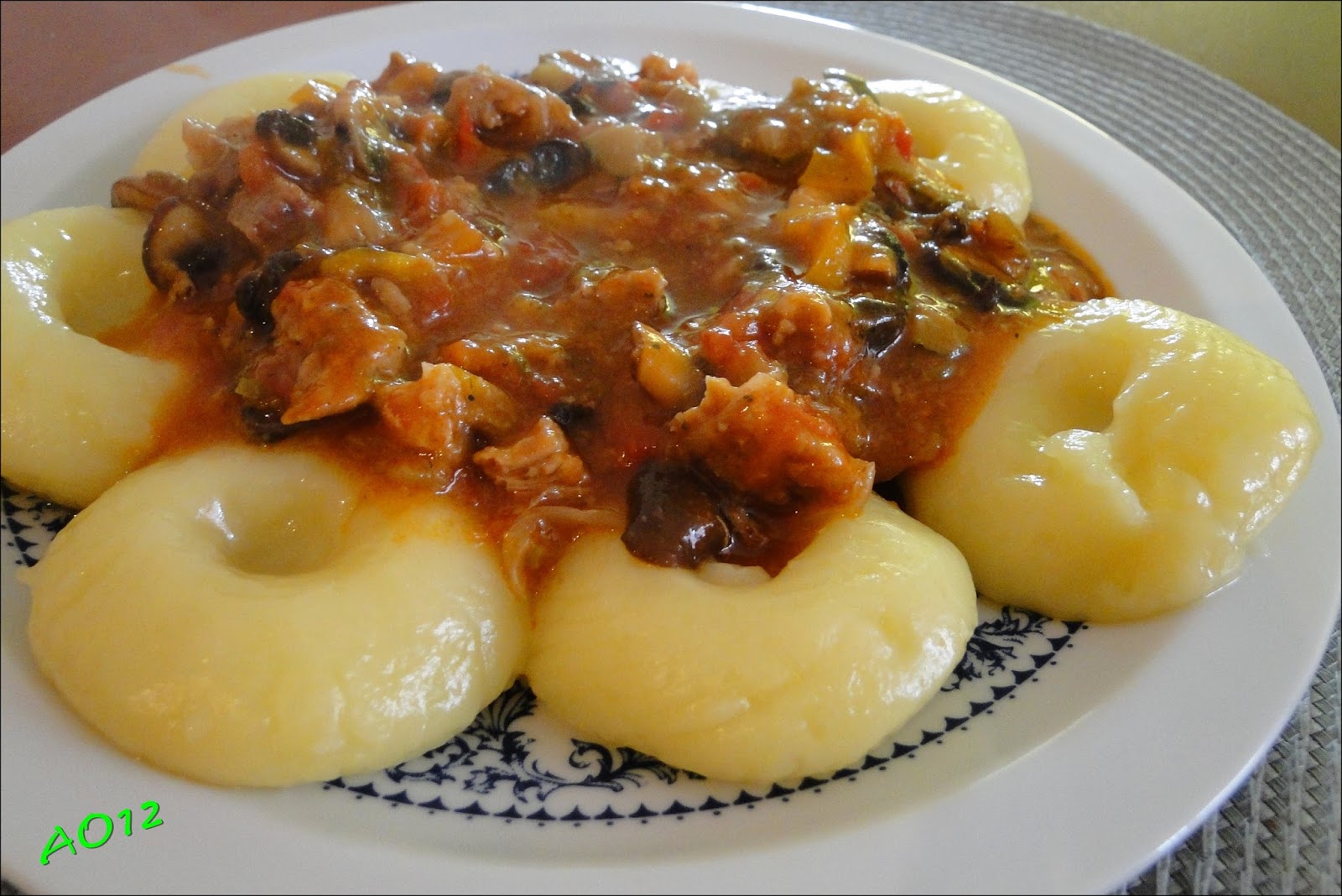 Kluski śląskie ( gumiklyjzy) + sos z poprzedniego obiadu.
