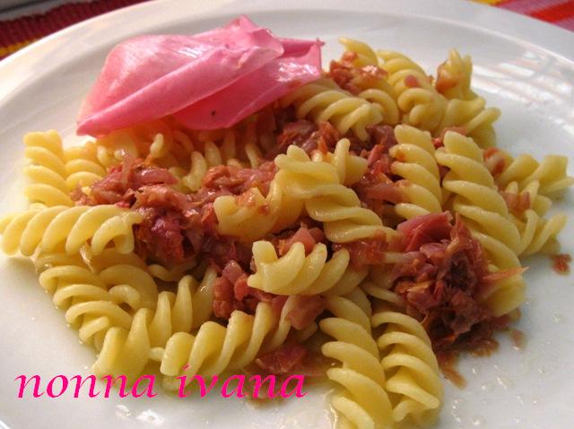 La ROSA .... FUSILLI e una CIAMBELLA alle ROSE