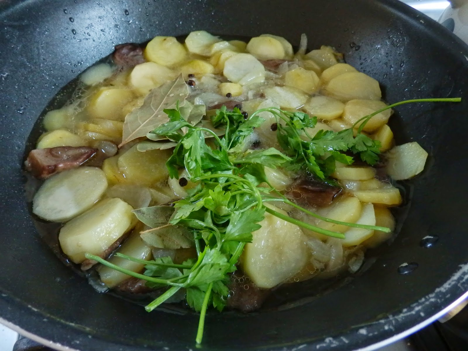 LA MANSA MESA : Papas rehogadas con honguitos silvestres. Ñami ñami