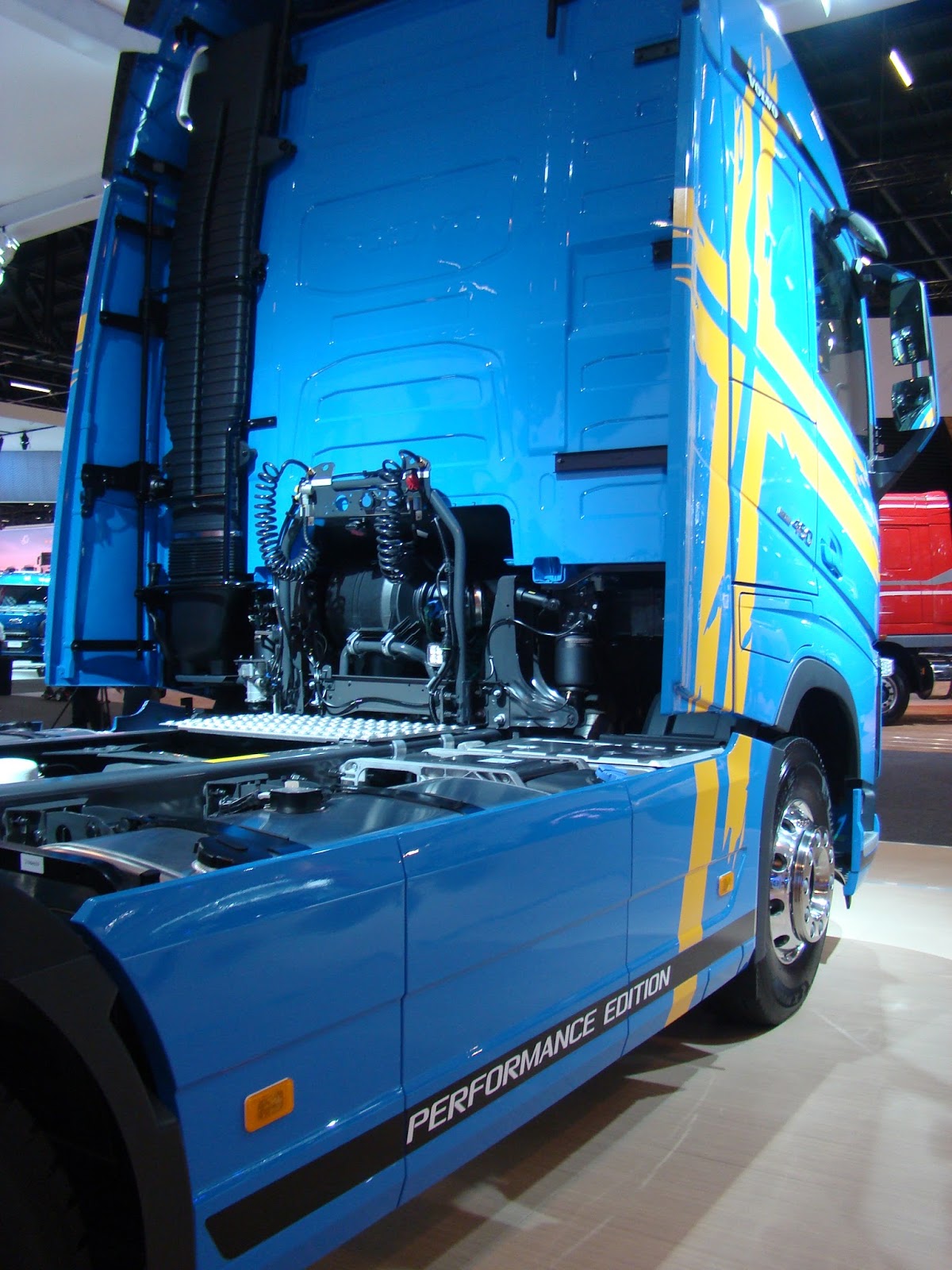 DIECIOCHO RUEDAS: VOLVO FH PERFORMANCE EDITION… EDICIÓN ESPECIAL 90 ...