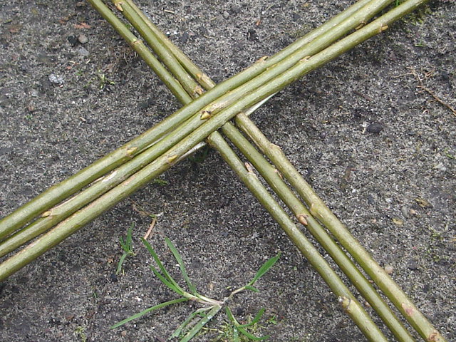 HET LEVEN IN DE IJZERTIJD: Manden vlechten met wilg en pijpestrooitje