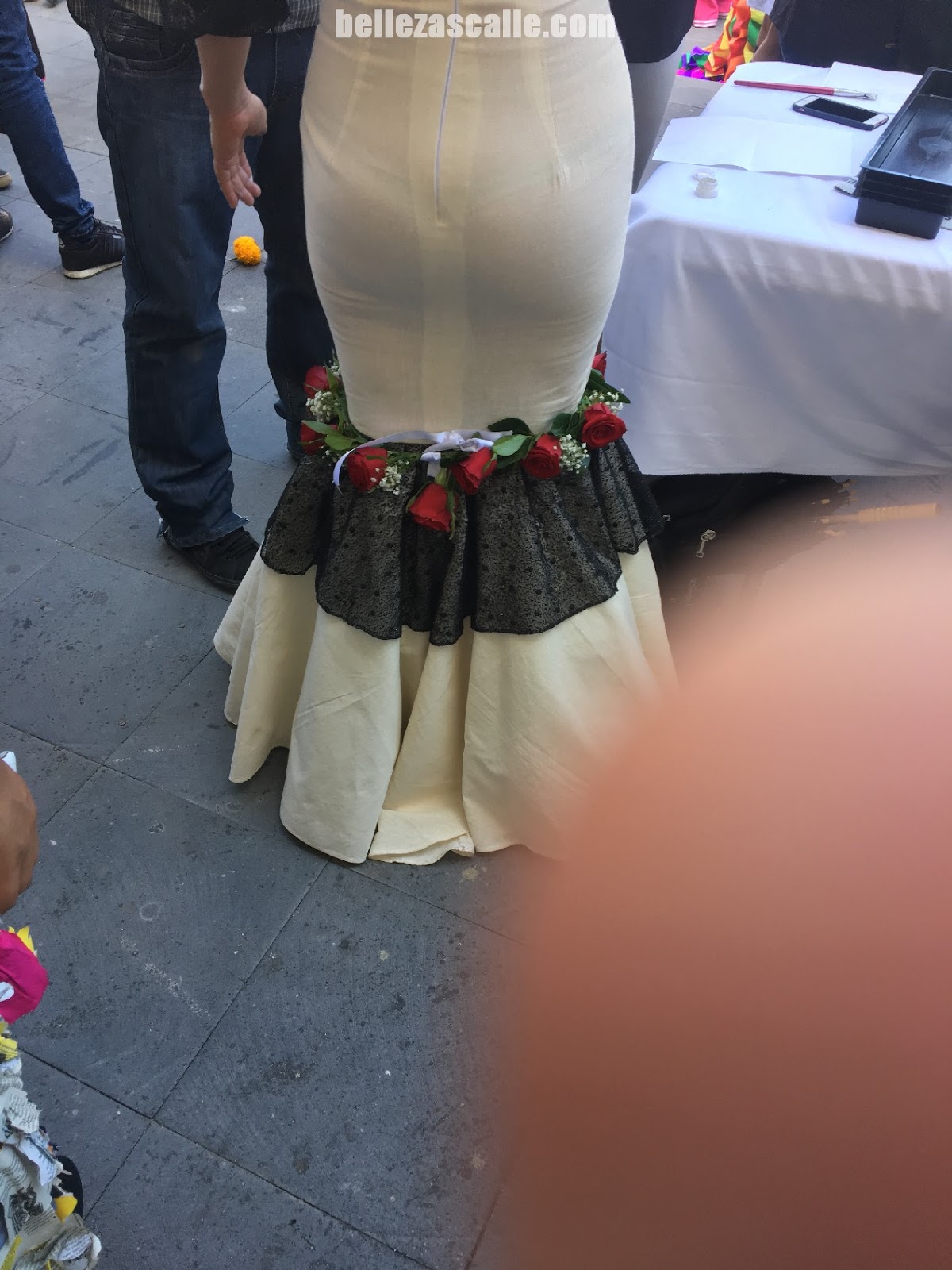 Señoras sexys en vestidos entallados marcando tanga | Mujeres bellas en ...