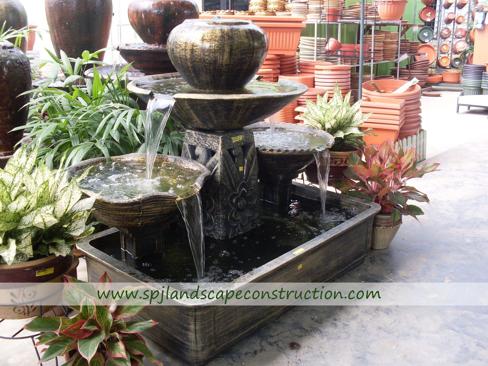 Penuhi sudut dengan mini water feature | Landscape Construction