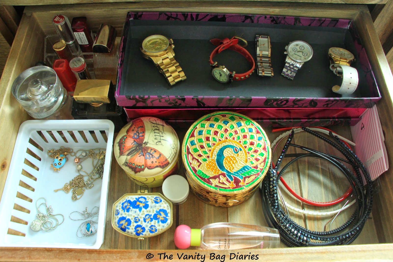 The Vanity Bag Diaries ...: How I Organize my Dresser/Vanity