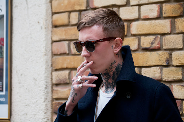 ROS.E.: Men smoking street style