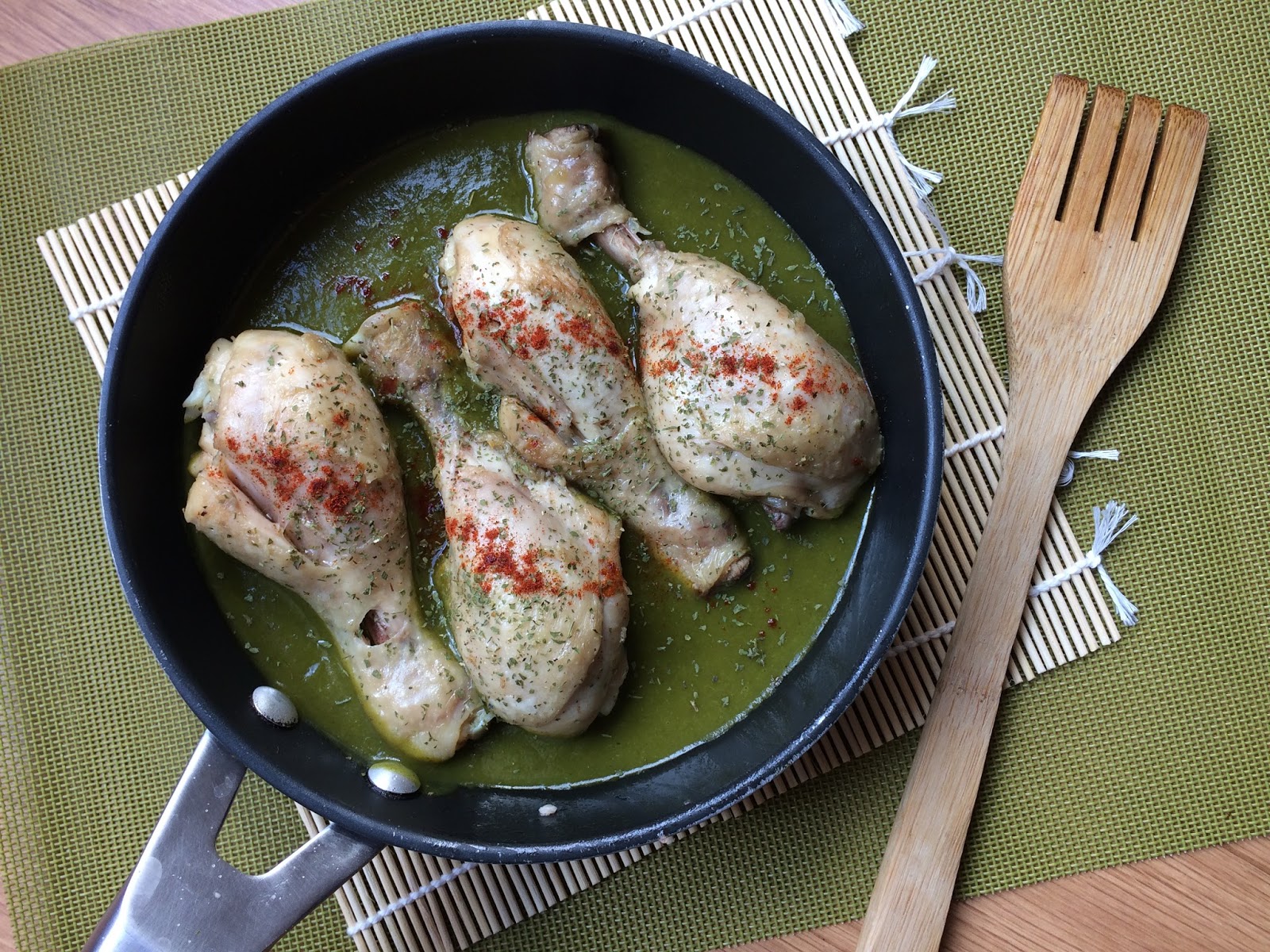 Jamoncitos de pollo en salsa de pimientos verdes