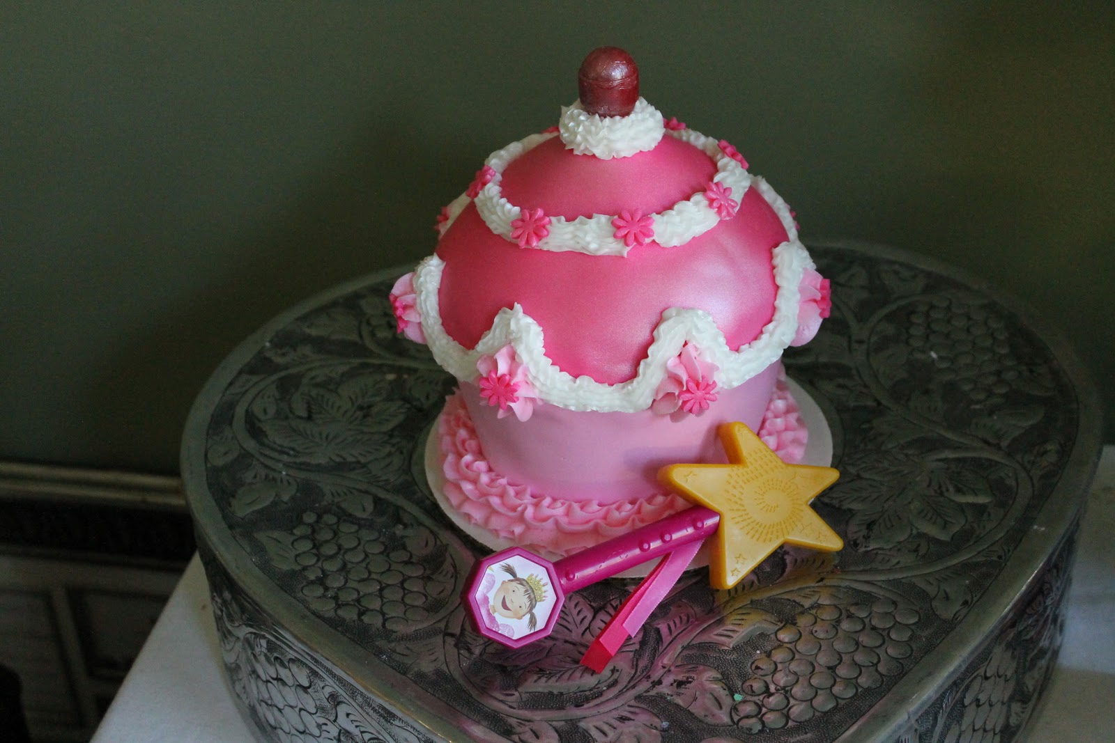 Cake in the Box: Pinkalicious Cupcake Cake
