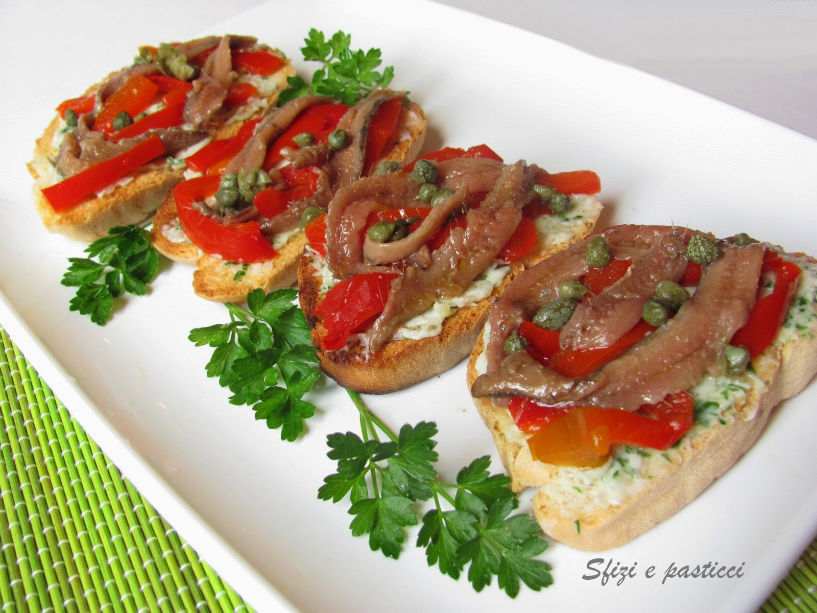 Sfizi e pasticci: Bruschette con peperoni e acciughe