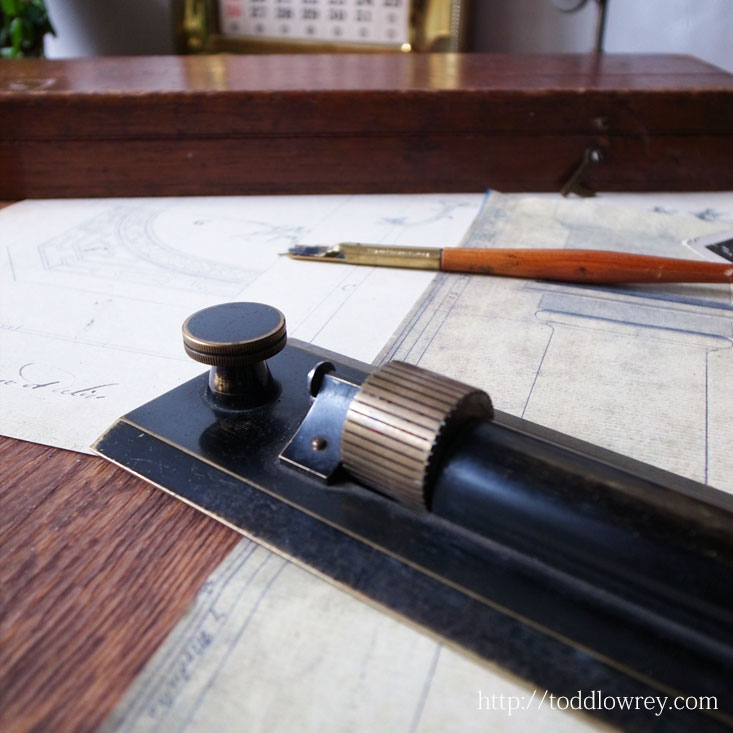 Todd Lowrey Antiques: 英国設計者達の誇りを受け継ぐ / Vintage Brass Rolling Ruler