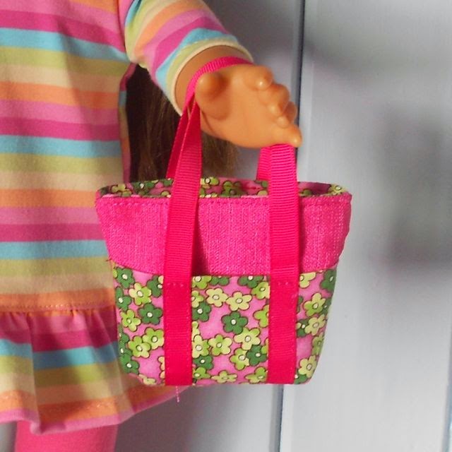 Doll Clothes Patterns by Valspierssews: Lots of doll tote bag ideas