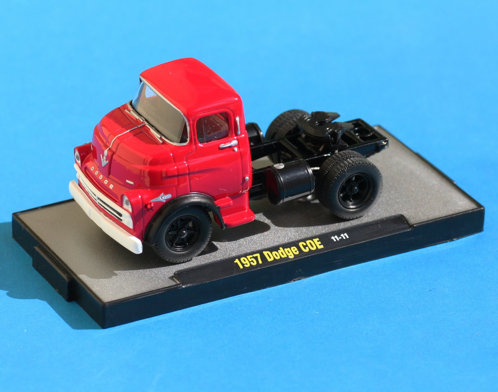 Incredible Mini Garage: Dodge COE 1957 M2 1/64