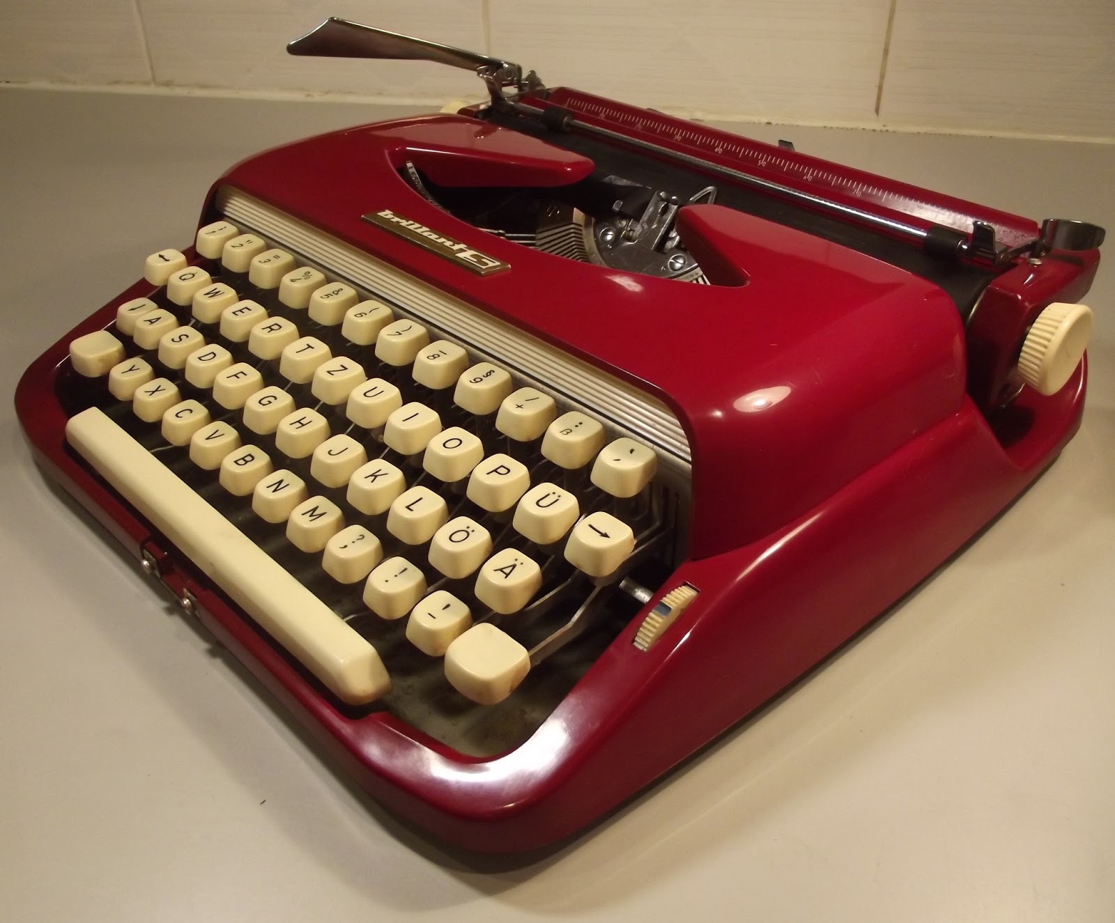 oz.Typewriter: A Brilliant S(hiny) Portable Typewriter