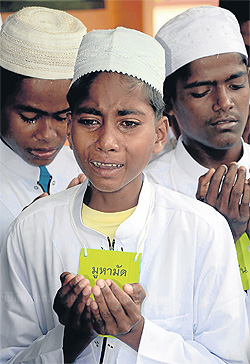 Rohingya Blogger: Thais open hearts to Rohingya, bringing supplies and ...