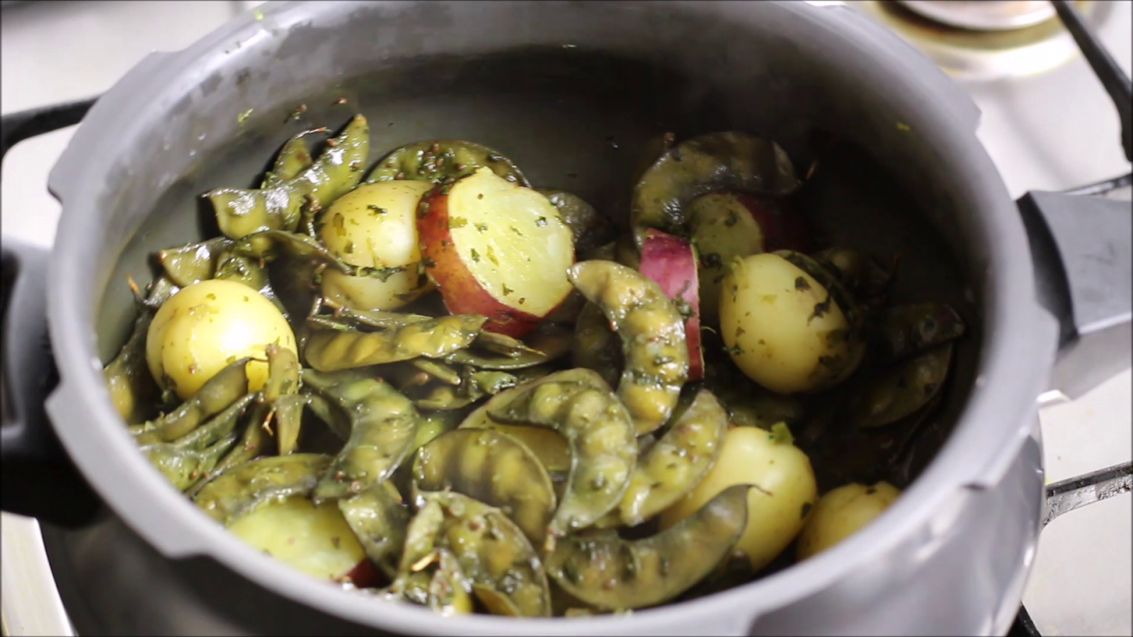 Dipa's Kitchen: How to make Umbadiyu in pressure cooker | सूरती उन्धियु ...