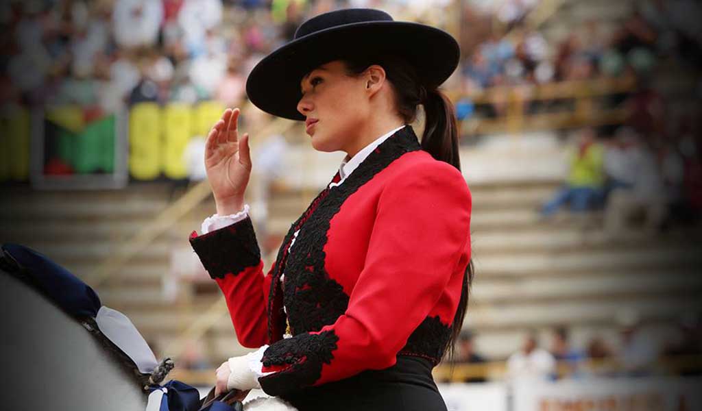 Rejoneadora Mónica Serrano com quadra renovada.