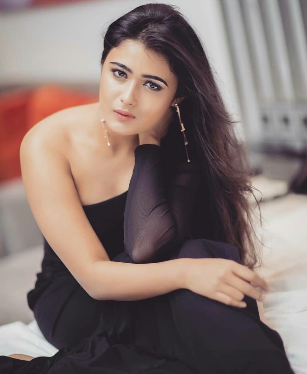 Shalini Pandey: ద్యావుడా.. ‘అర్జున్ రెడ్డి’ బ్యూటీకి ఏమైంది ?.. షాలిని ...
