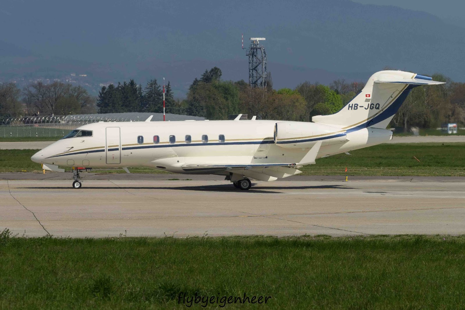 FLUGZEUGE Privatjets etc: HB-JGQ Bombardier BD-100-1A10 Challenger 300 ...