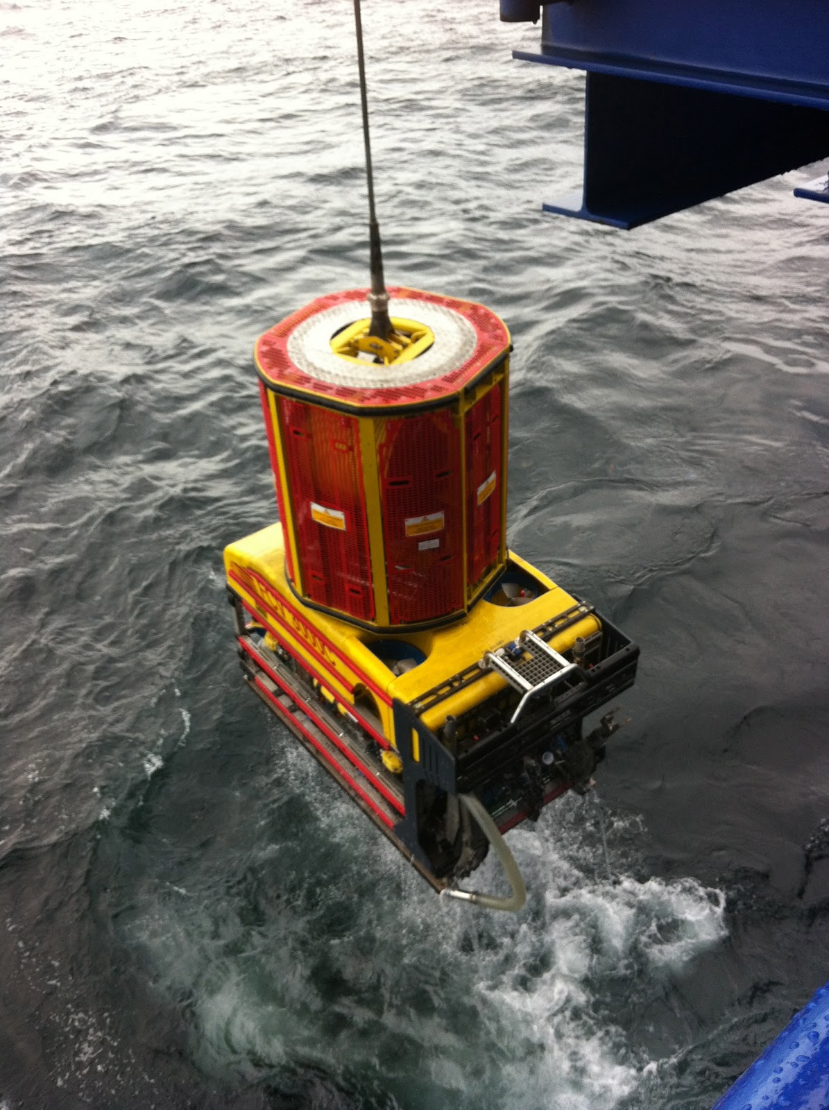 Teh C Kosong: LAUNCHING AND RECOVERY ROV