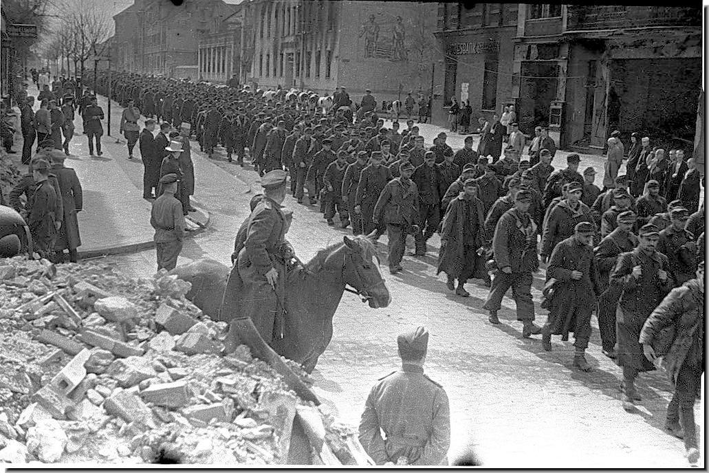 HISTORY IN IMAGES: Pictures Of War, History , WW2: 1945: The Russians ...