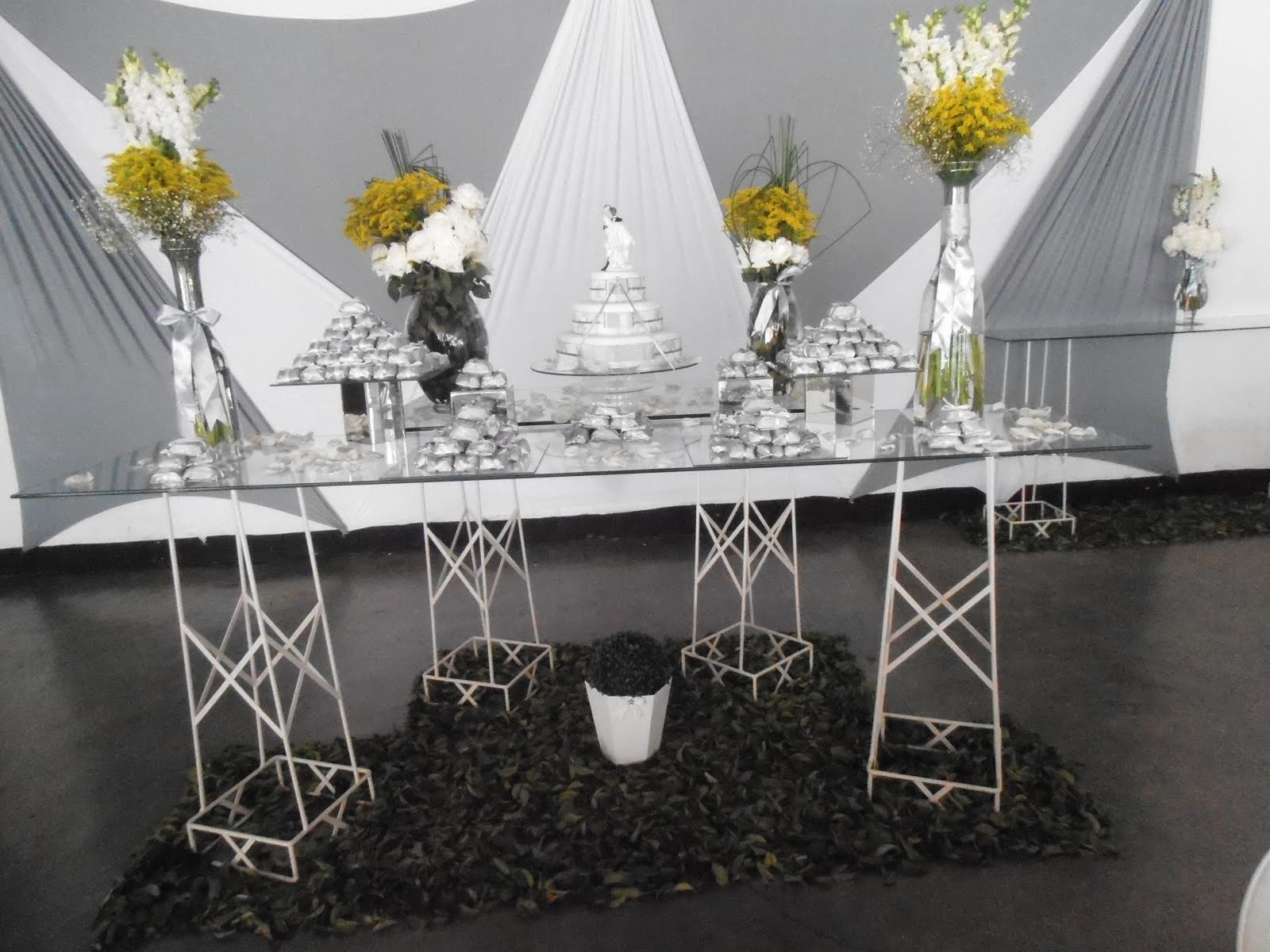 RIVIÊ ARTE EM CONFECÇÕES E DECORAÇÕES: DECORAÇÃO BRANCA E PRATA