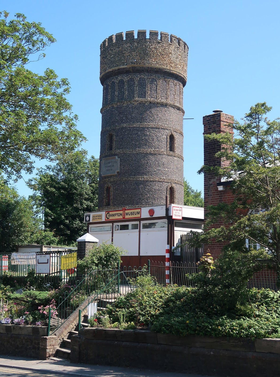 Straining over the blog..... More Tales from an Urbane Flâneur: oh yes ...