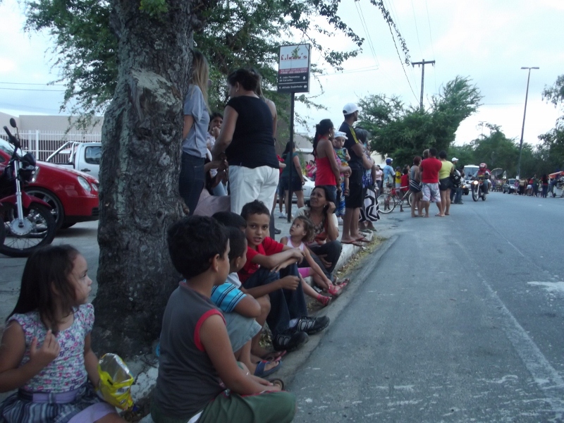 Ciências e Educação. : O Piu Piu Amarelinho puxou milhares de foliões