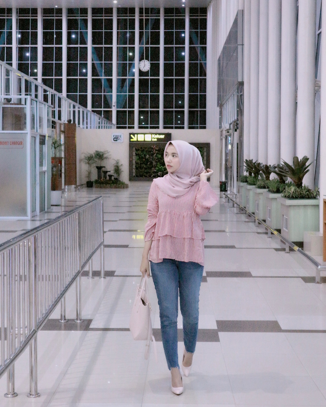 Gambar Cewek Hijab Pink Cantik dan Manja - TANTE ARA
