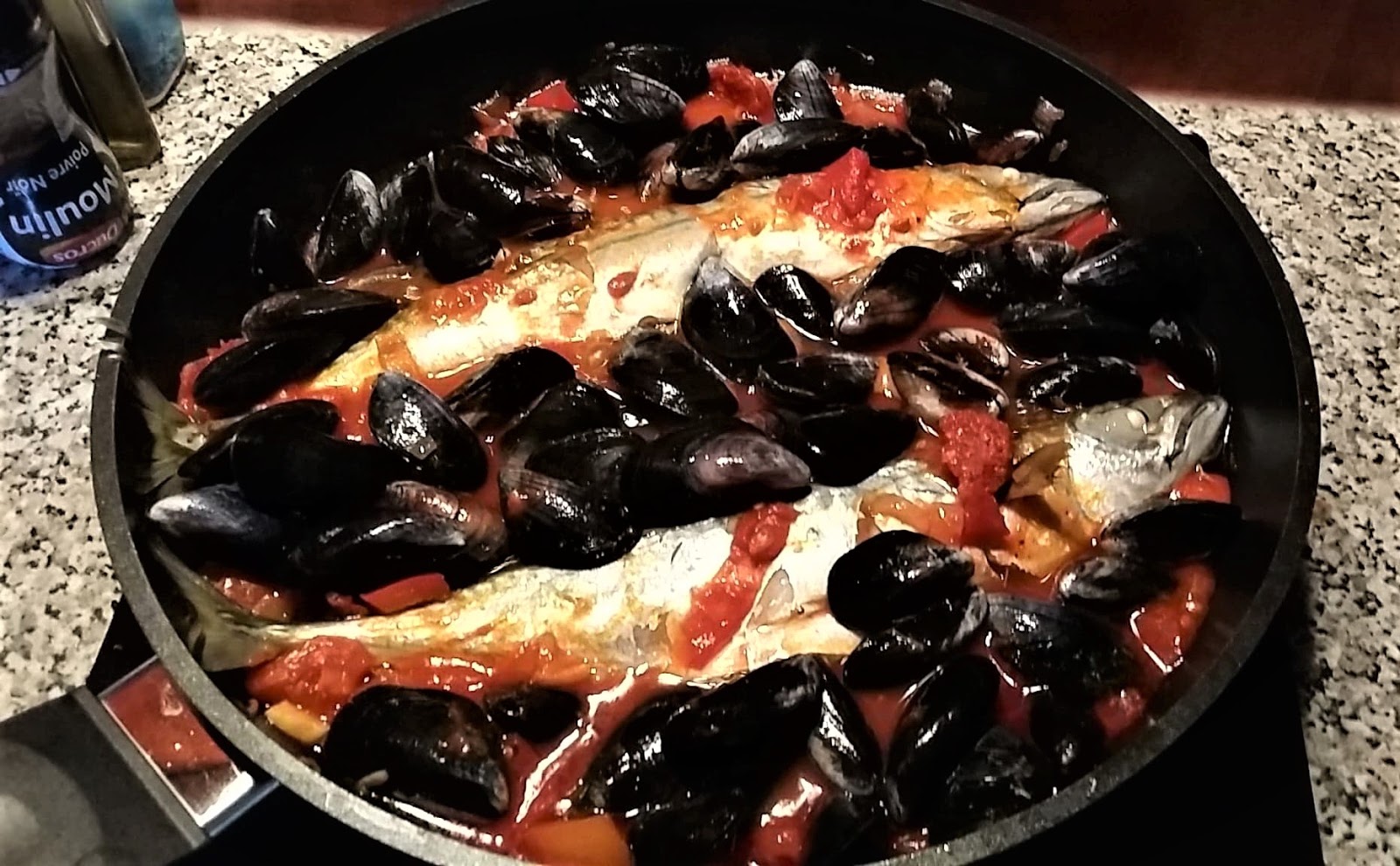 Blogul lui Cătă: Macrou proaspat cu scoici, chorizo si rosii