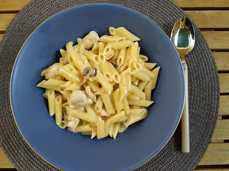 Pasta con pollo y champiñones