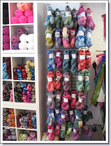 Atelier Kleurrijk Vilt: wol geverfd,wolrek vol met kleur, breinaaldenrek