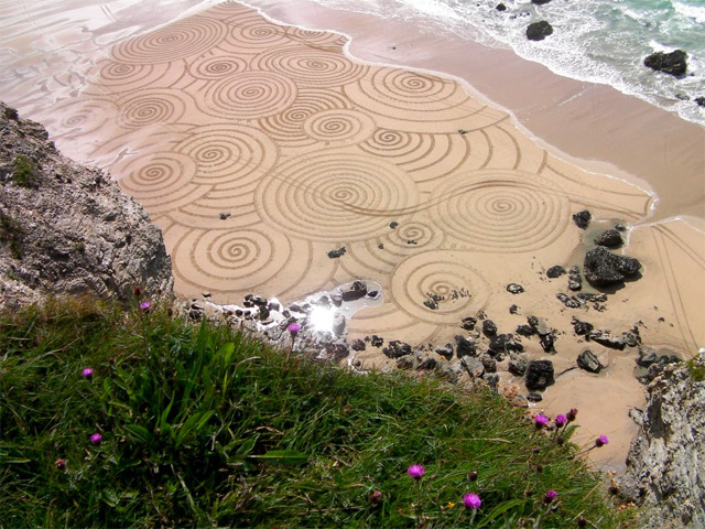 Sand Drawings by Tony Plant and Jim Denevan - aesthesiamag