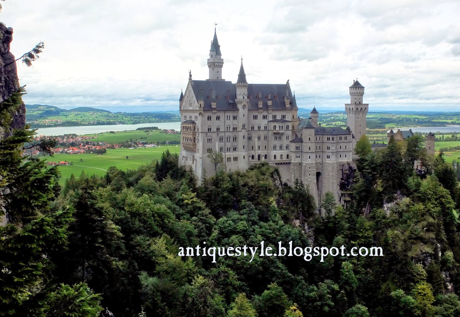 Antique Style: King Ludwig's Meissen Swan