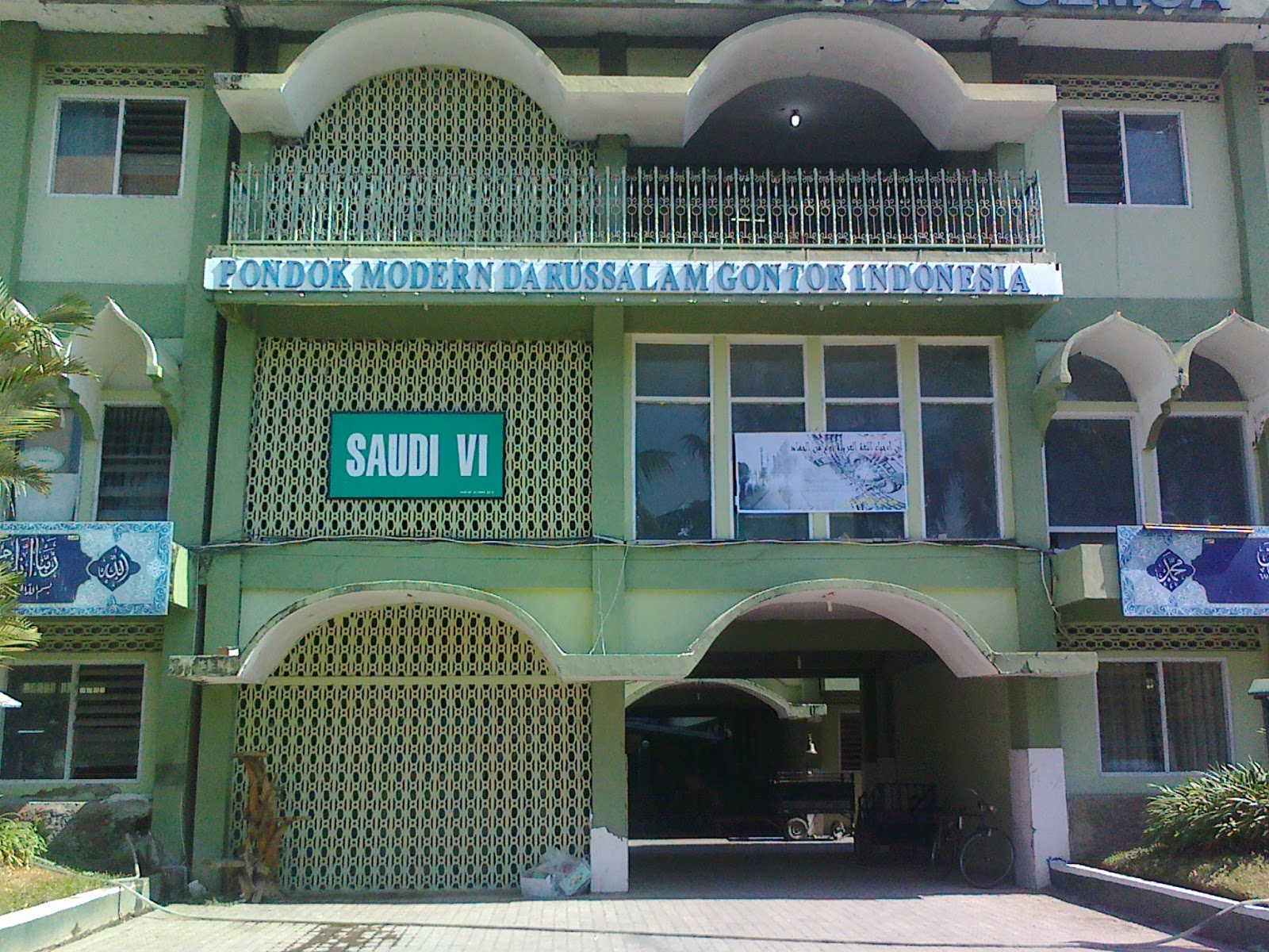 Eliss Yulianii ...": Pondok Modern Darussalam Gontor Indonesia